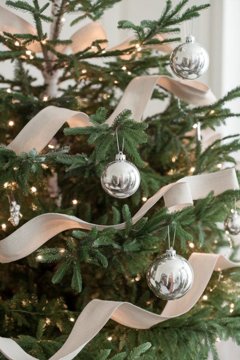 15 Neutral Christmas Tree Ideas for a Timeless Holiday Style